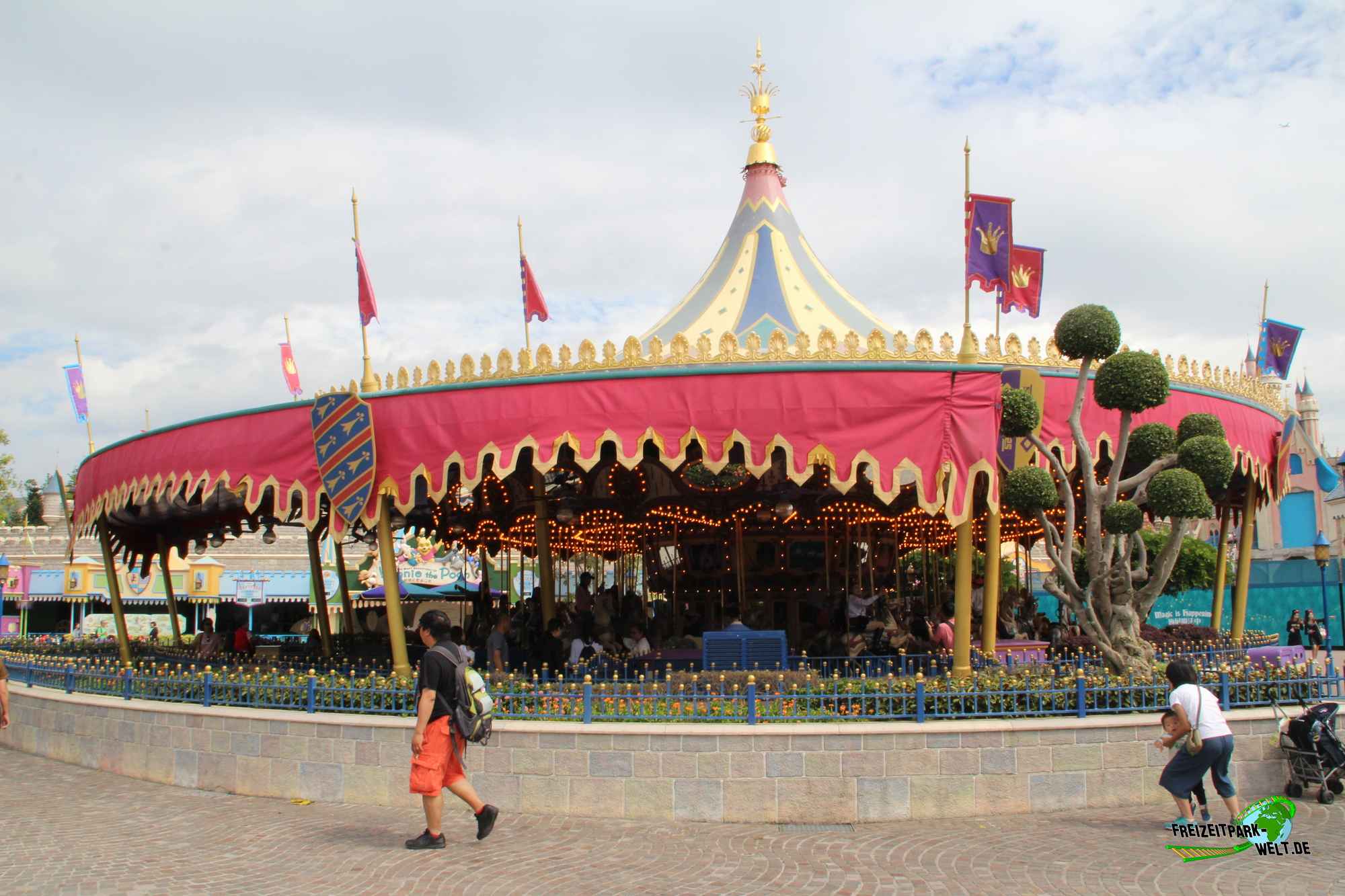 Cinderella Carousel - Hong Kong Disneyland | Freizeitpark-Welt.de