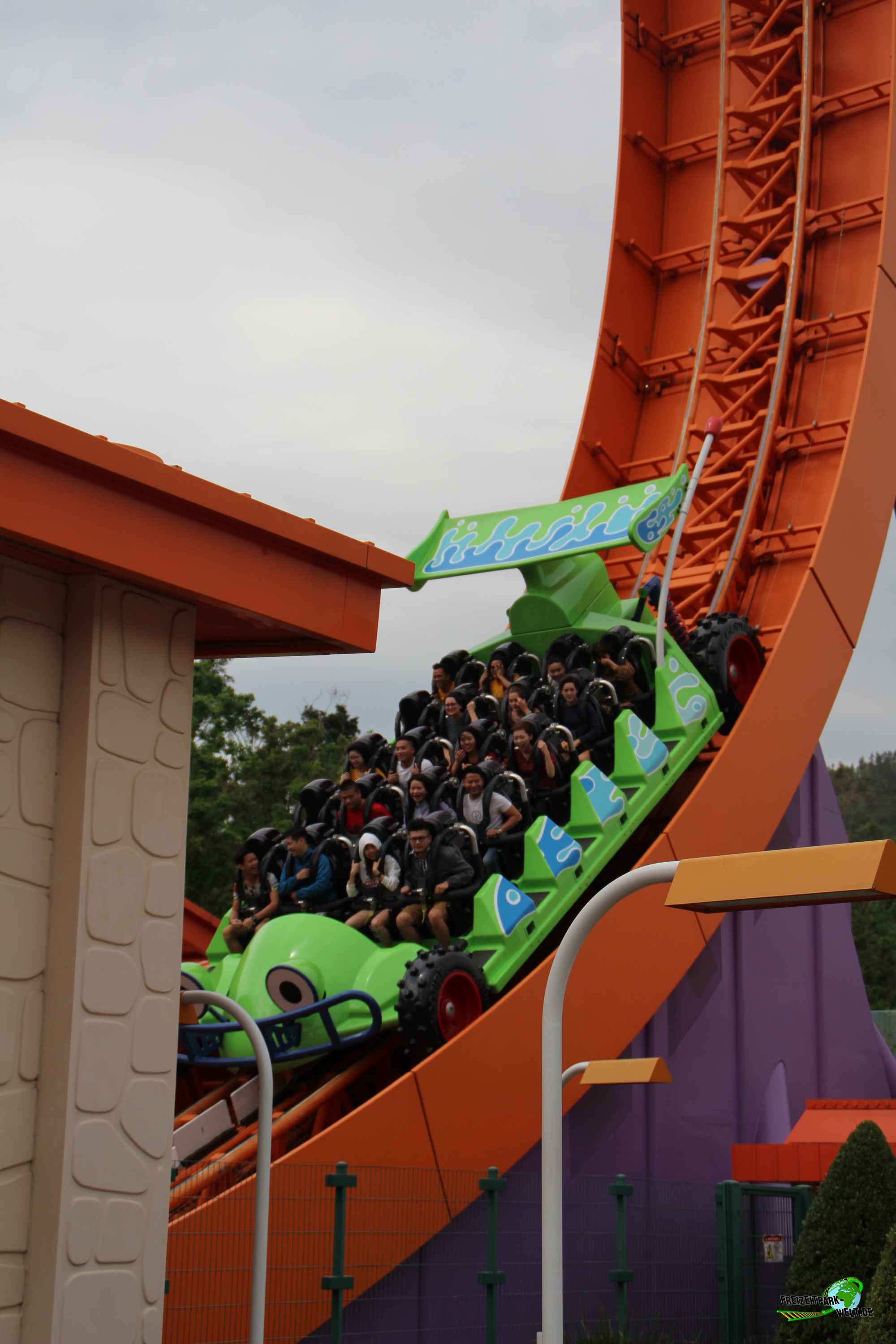 RC Racer - Hong Kong Disneyland | Freizeitpark-Welt.de